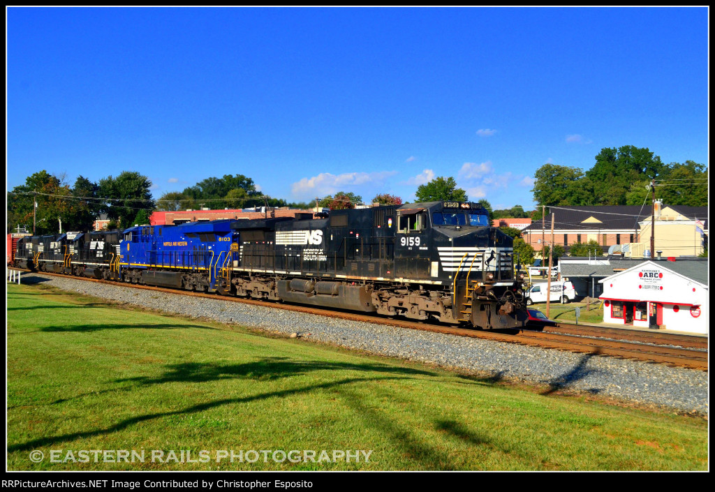 NS 9-40CW 9159 leads 337 down the R Line
